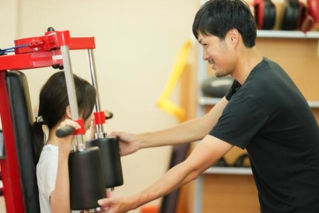 スポーツリハビリトレーナーになるには？仕事内容や必要な資格も解説 - アスリート＆体育会・スポーツ学生のためのキャリアマガジン｜ATHLETE ...